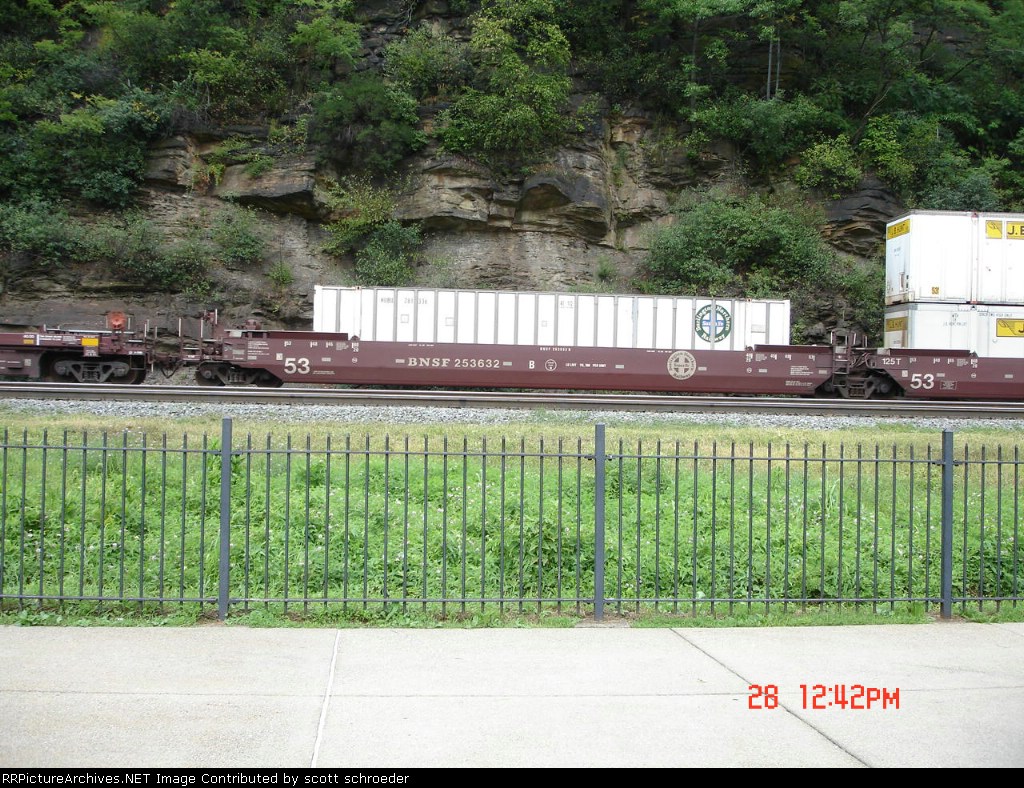 BNSF 253632B Double-Stackcar w/HUBU 281336 Container EB